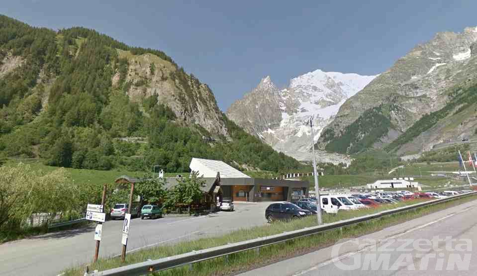 Courmayeur, piazzale funivia Val Vény a pagamento - Aosta News, notizie ...