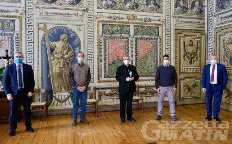 Verso Natale: la statuina infermiera anti-Covid nel presepe della ...