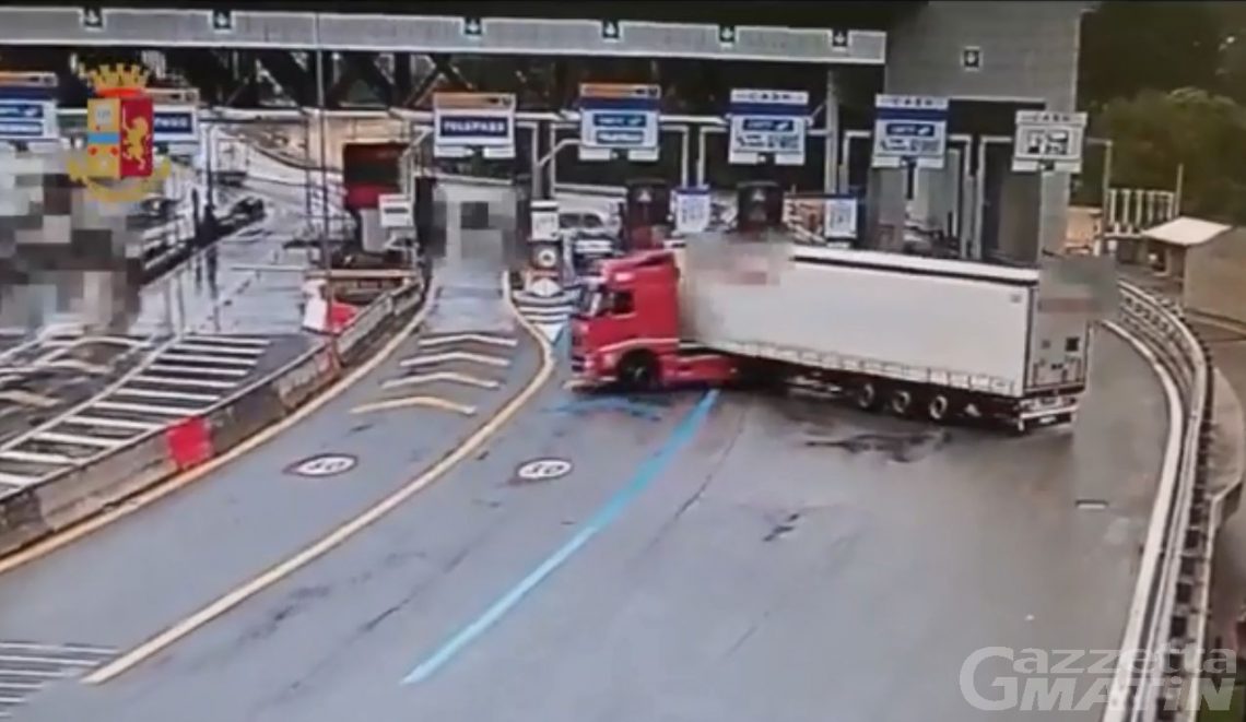 Autostrada A5, mezzo pesante effettua un'inversione a "U" e percorre un ...