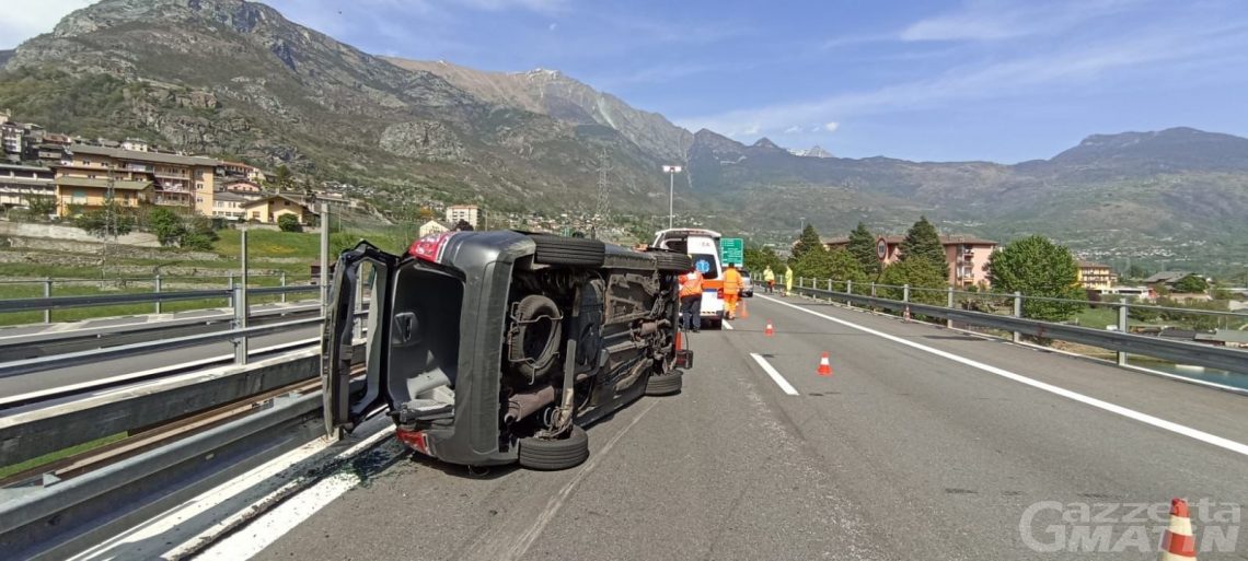 Autostrada A5: veicolo si ribalta, 3 feriti