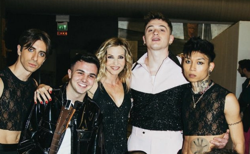 Sanremo: la notte vola per Jvli, sul palco con Olly e Lorella Cuccarini