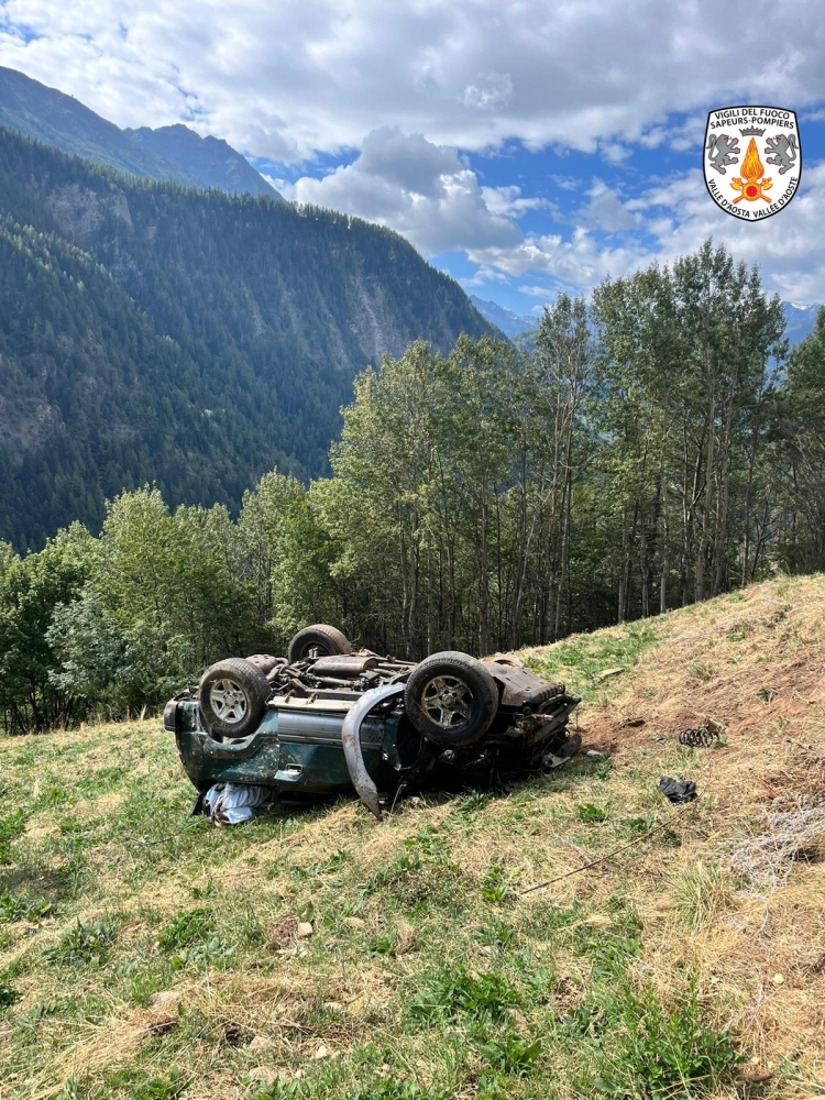 Pré-Saint-Didier: fuoristrada si ribalta in una scarpata, valdostano in ...