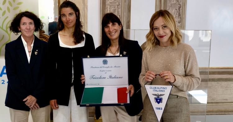 La premier Meloni dona il tricolore alla guida alpina Anna Torretta per ...