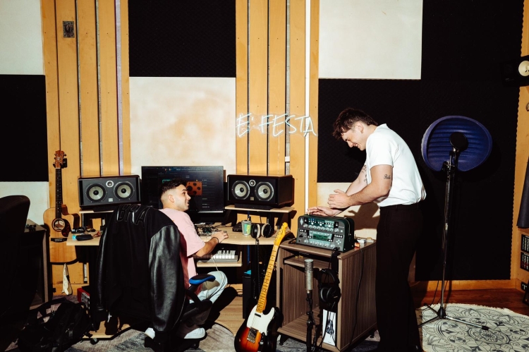 Jvli racconta l'album fuori oggi "Tutta vita" e il suo periodo "Devastante"