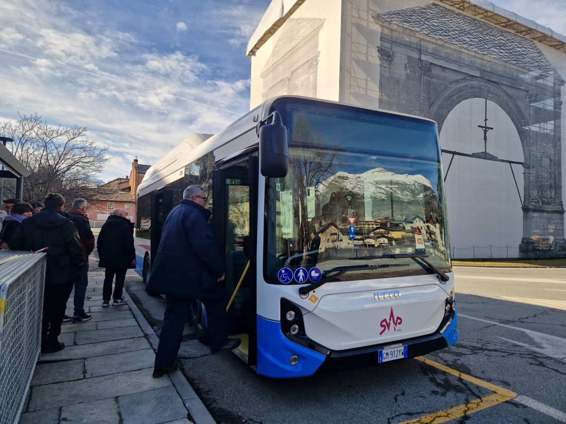 Aosta, il primo autobus elettrico della Svap debutta alla fiera di Sant ...