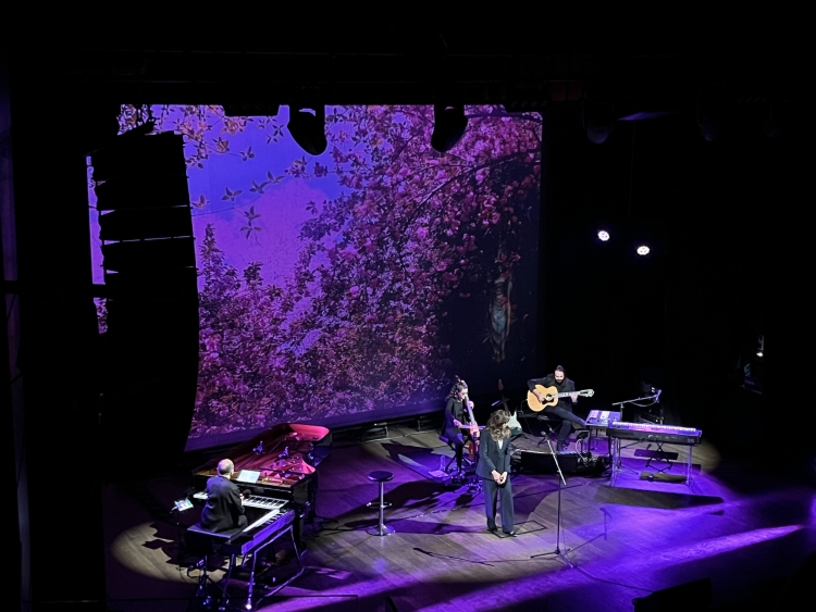 Alice canta i suoi maestri emozionando lo Splendor