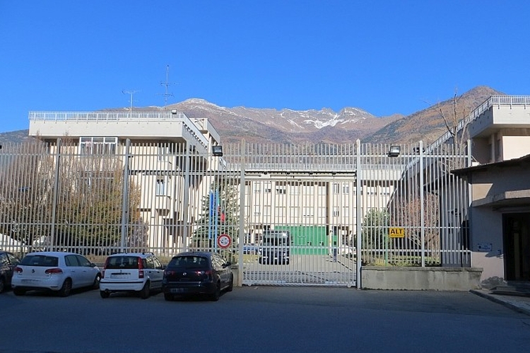 Aggrediti da un detenuto, 30 giorni di prognosi per 2 agenti di polizia penitenziaria