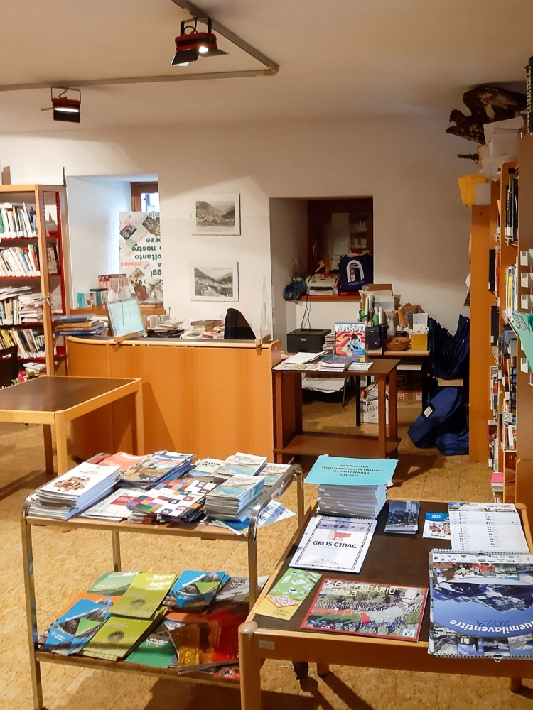Etroubles: dopo 40 anni va in pensione la storica bibliotecaria ...